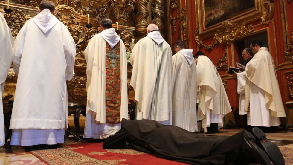 Você sabe a diferença entre padre, monge e frade? - Portal Divina ...